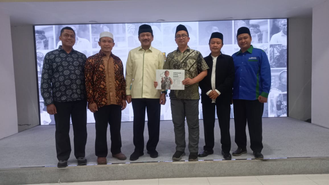 Badan Amil Zakat Nasional ( BAZNAS ) memberikan surat rekomendasi ...